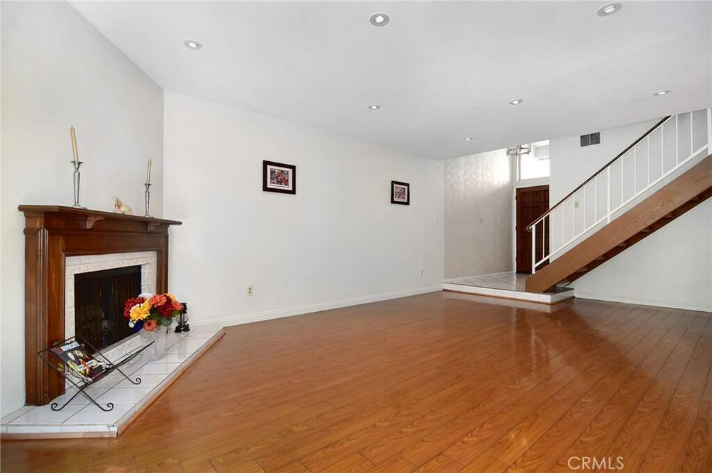 18319 Collins Street #3, Tarzana, CA 91356 | MLS# SR24171948 | Christie ...