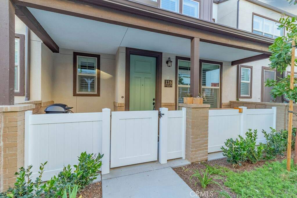 126 Red Brick Drive #4, Simi Valley, CA 93065 | MLS# SR25015738 ...