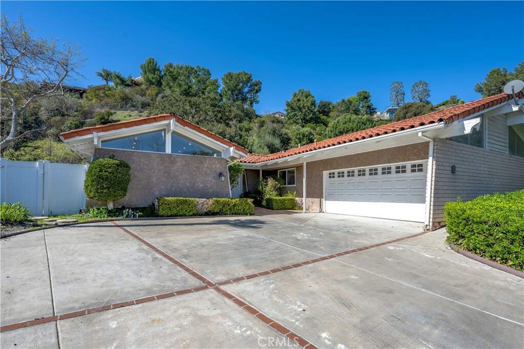 2317 Banyan Drive, Los Angeles, CA 90049 | MLS# SR25043440 | Christie's ...