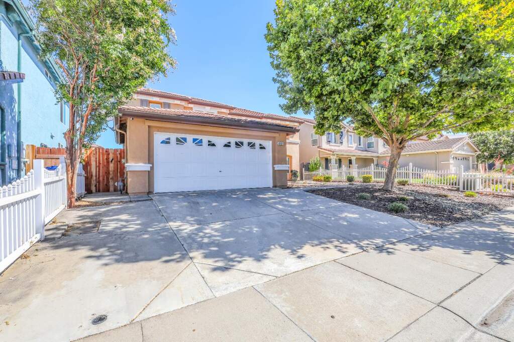 10125 Brian Kelly Way, Elk Grove, CA 95757 | MLS# 225143256 | Christie ...